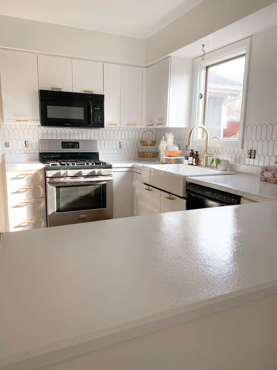 How to Paint Kitchen Countertops for Less than $20 - The Homeblondy